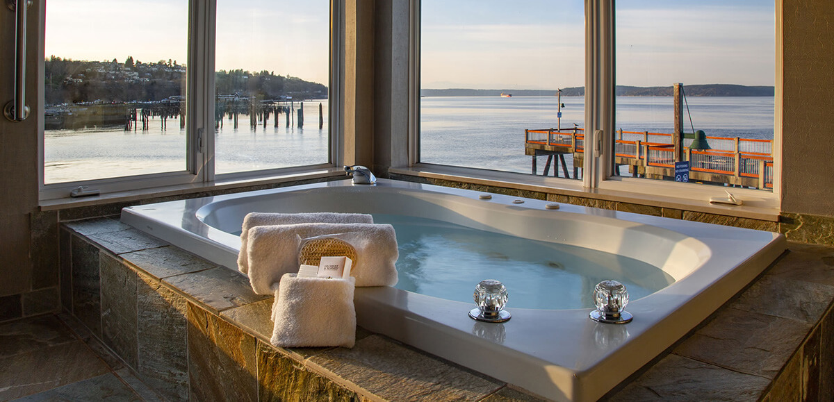 Water View King Bed Room With Jacuzzi | Silver Cloud Hotel Tacoma ...