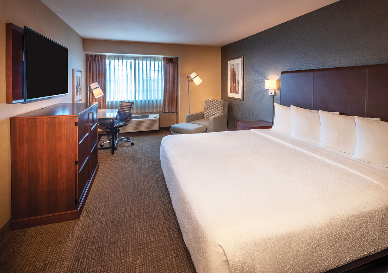 Portland – King Bed Room – Silver Cloud Hotels